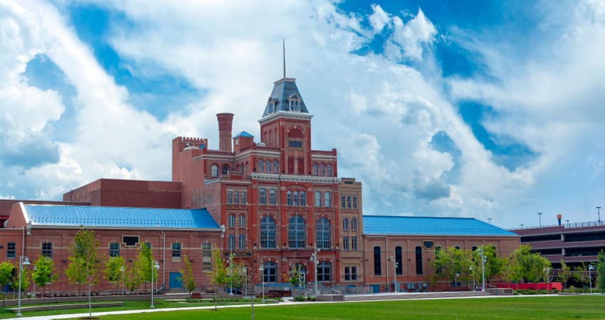 Group Travel Guide to Tour of Denver Colleges | GOGO Charters